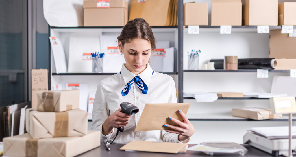 Postal vs Courier Services, What's the Difference? - ShippingChimp | Blog